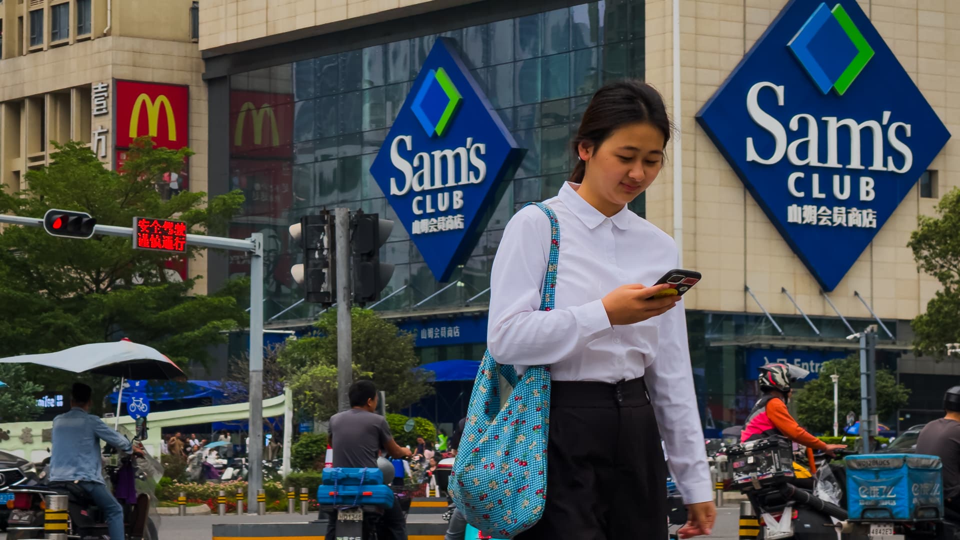 China’s Economic Crossroads: Will Domestic Focus Lead to Deflation?